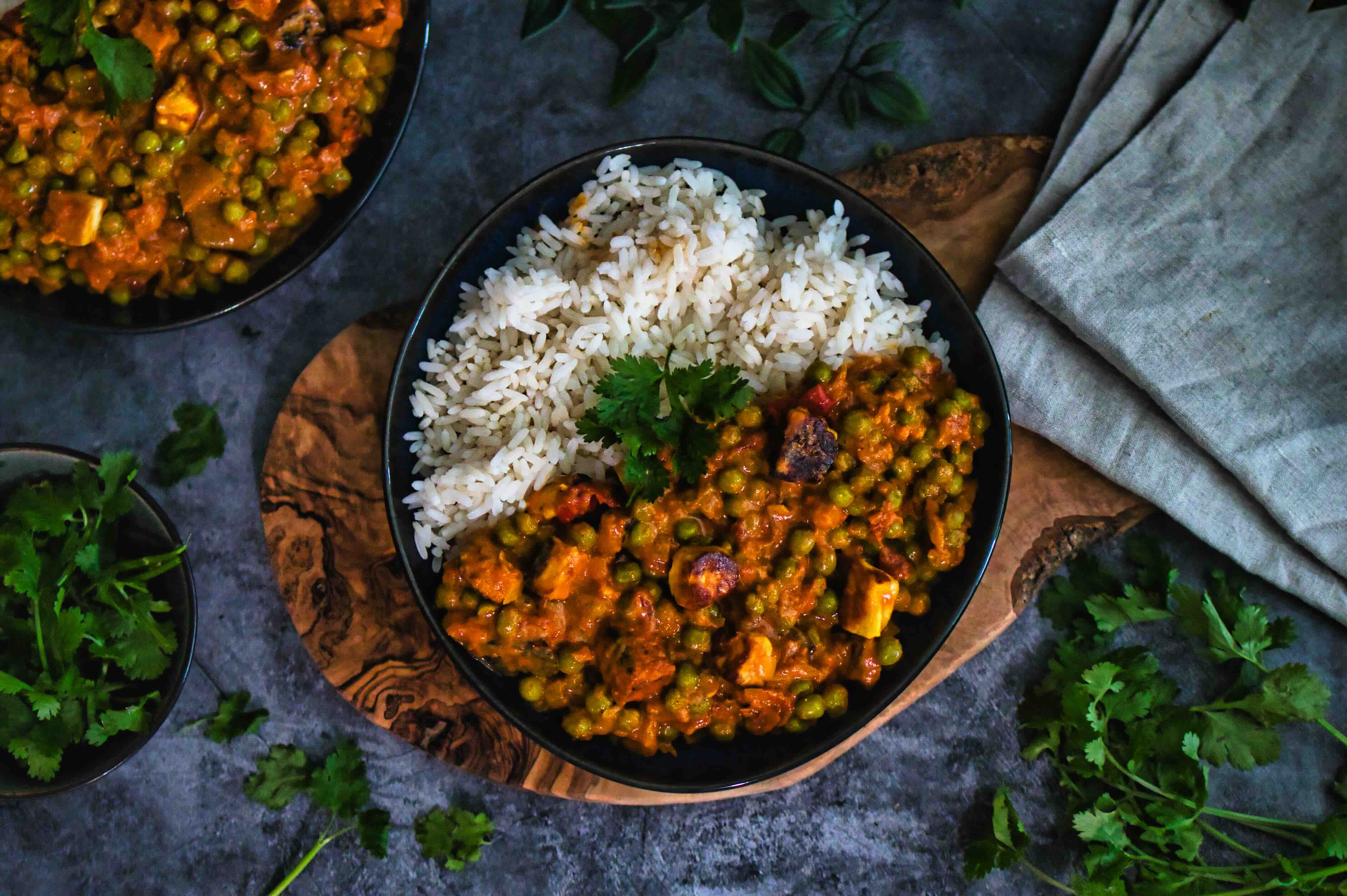 Schnelles Halloumi-Erbsen-Curry: Proteinreich & Lecker